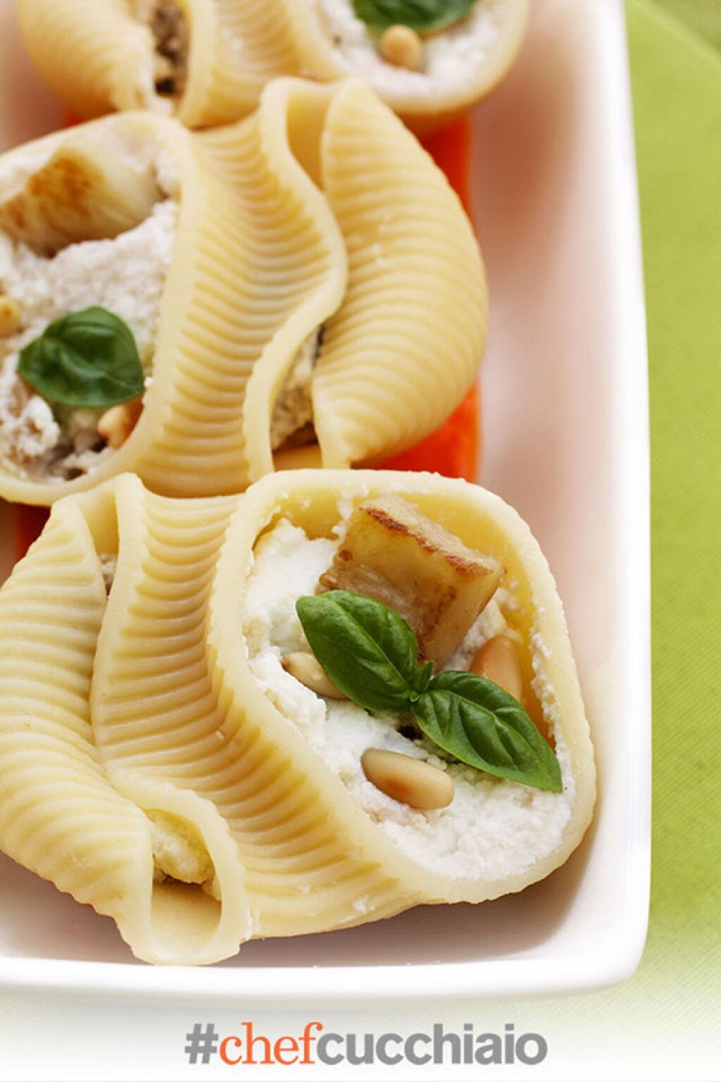Lumaconi giganti con ricotta e melanzane su crema di pomodoro ...