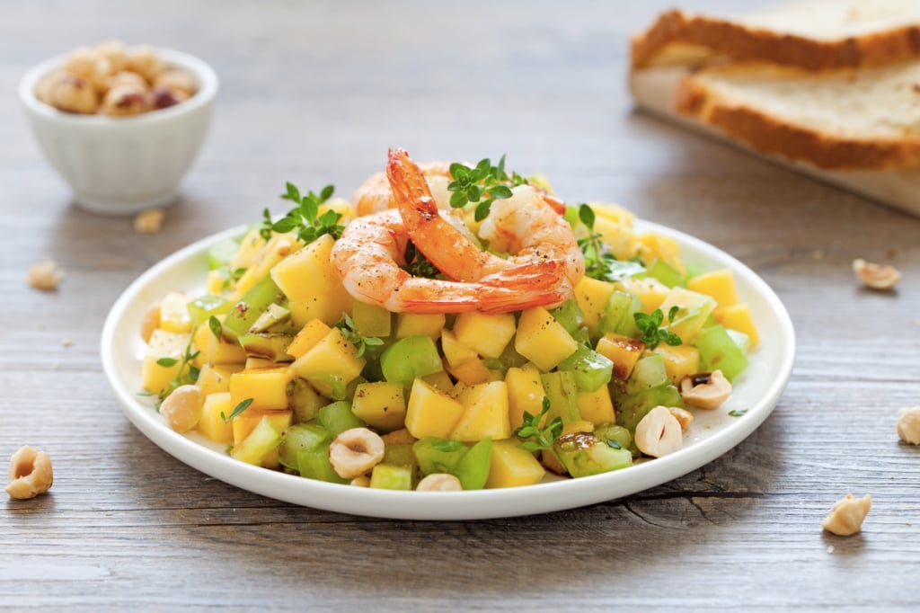 Ricetta Insalata con mazzancolle, pomodori verdi e mango - Cucchiaio d ...