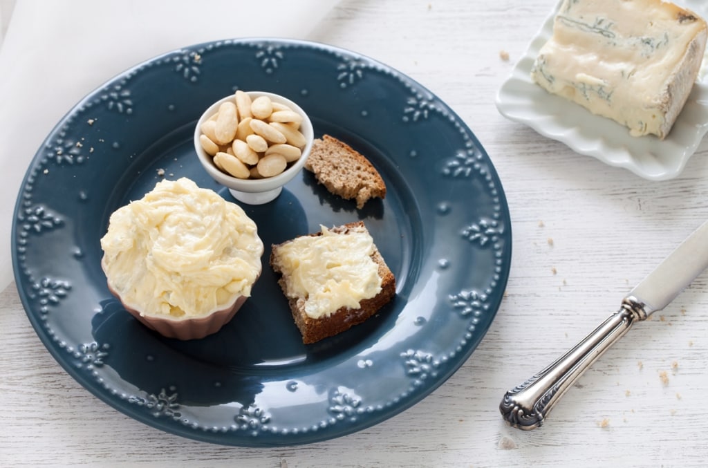 Ricetta Burro composto al formaggio e mandorle - Cucchiaio d'Argento