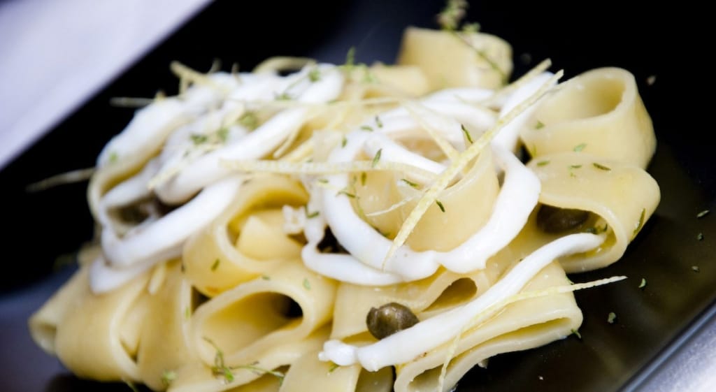Ricetta Calamarata con calamari, capperi e limone - Cucchiaio d'Argento