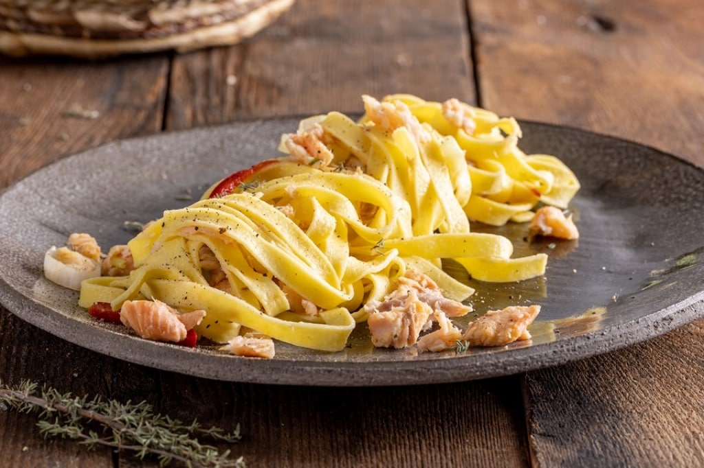 Ricetta Tagliatelle all'uovo con cipollotto, peperoncino dolce e trota ...