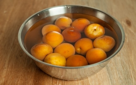 Ricetta Sbriciolata semi e noci con purea di albicocca - Cucchiaio d ...