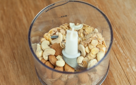 Ricetta Sbriciolata semi e noci con purea di albicocca - Cucchiaio d ...