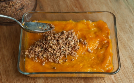 Ricetta Sbriciolata semi e noci con purea di albicocca - Cucchiaio d ...