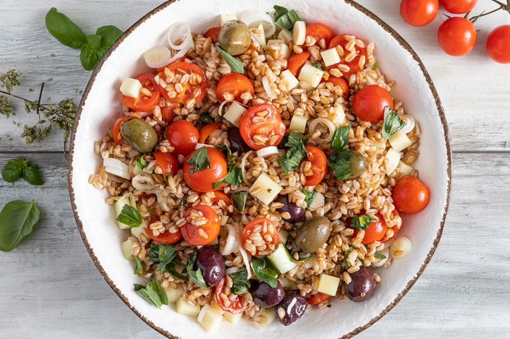 Ricetta Insalata di farro, pomodori, olive e pecorino - Cucchiaio d'Argento