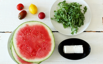 Ricetta Pizza di anguria con rucola caprino e pomodoro - Cucchiaio d ...