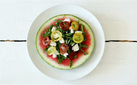 Ricetta Pizza di anguria con rucola caprino e pomodoro - Cucchiaio d ...