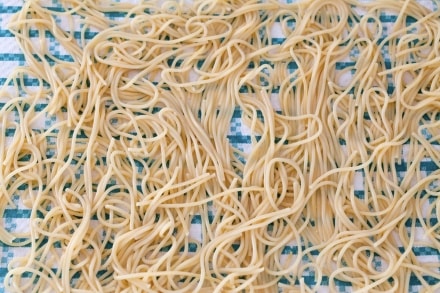 Ricetta Spaghetti fritti con zucchine, mozzarella e pesto - Cucchiaio d ...