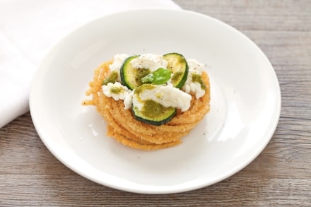 Ricetta Spaghetti fritti con zucchine, mozzarella e pesto - Cucchiaio d ...