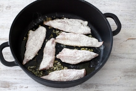 Ricetta Filetti di triglie in salsa allo zafferano con caponata di ...