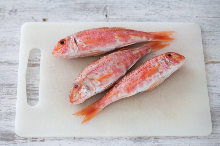 Ricetta Filetti di triglie in salsa allo zafferano con caponata di ...