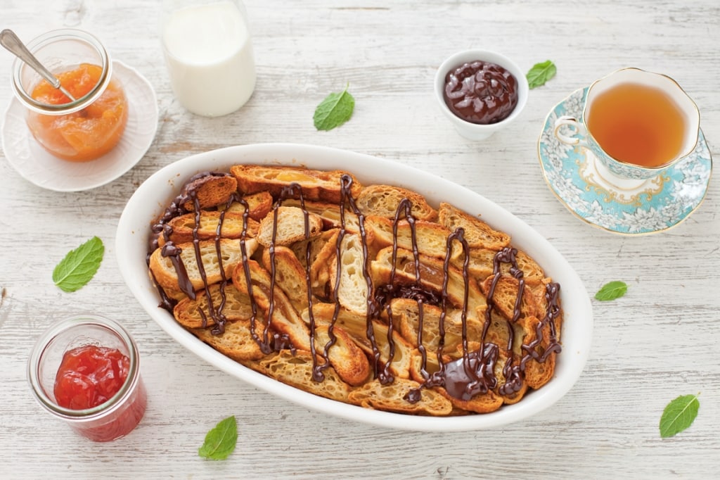 Ricetta Torta di croissant al forno con salsa al cioccolato - Cucchiaio ...