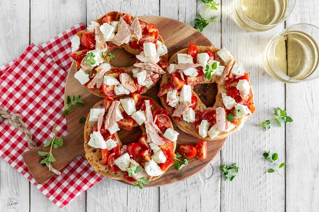 Ricetta Friselle con mozzarella, pomodorini e tonno - Cucchiaio d'Argento