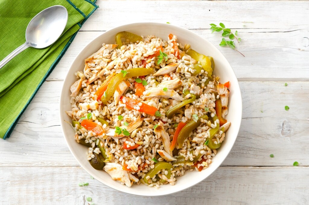 Ricetta Insalata di cereali con pollo e peperoni grigliati - Cucchiaio ...