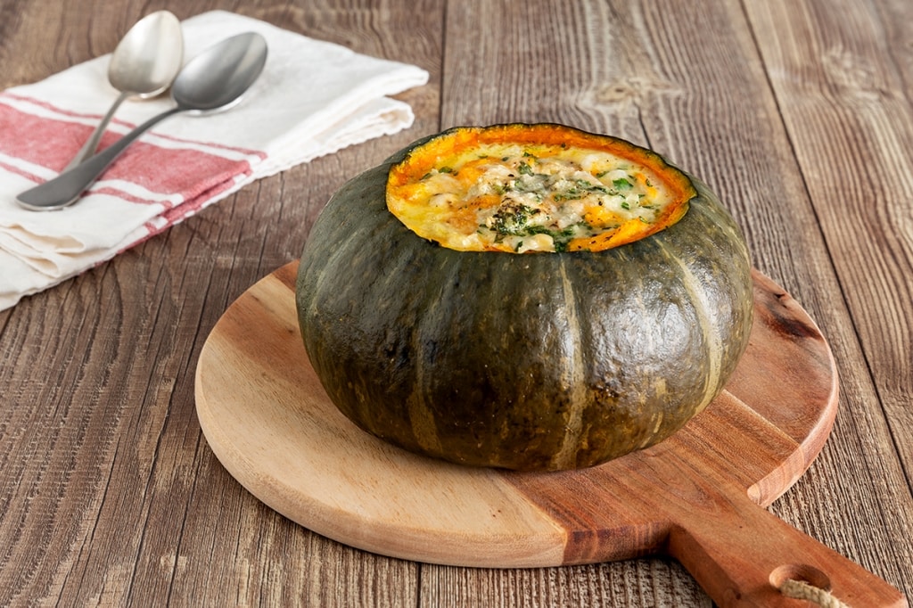 Ricetta Zucca al forno ripiena di formaggi - Cucchiaio d'Argento Ricetta Zucca al forno ripiena di formaggi - Cucchiaio d'Argento