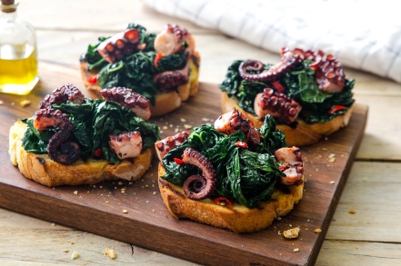 Ricetta Crostoni con polpo scottato e cavolo nero - Cucchiaio d'Argento