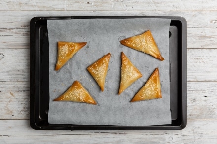 Ricetta Triangoli di pasta fillo con pollo alle erbette e salsa al ...
