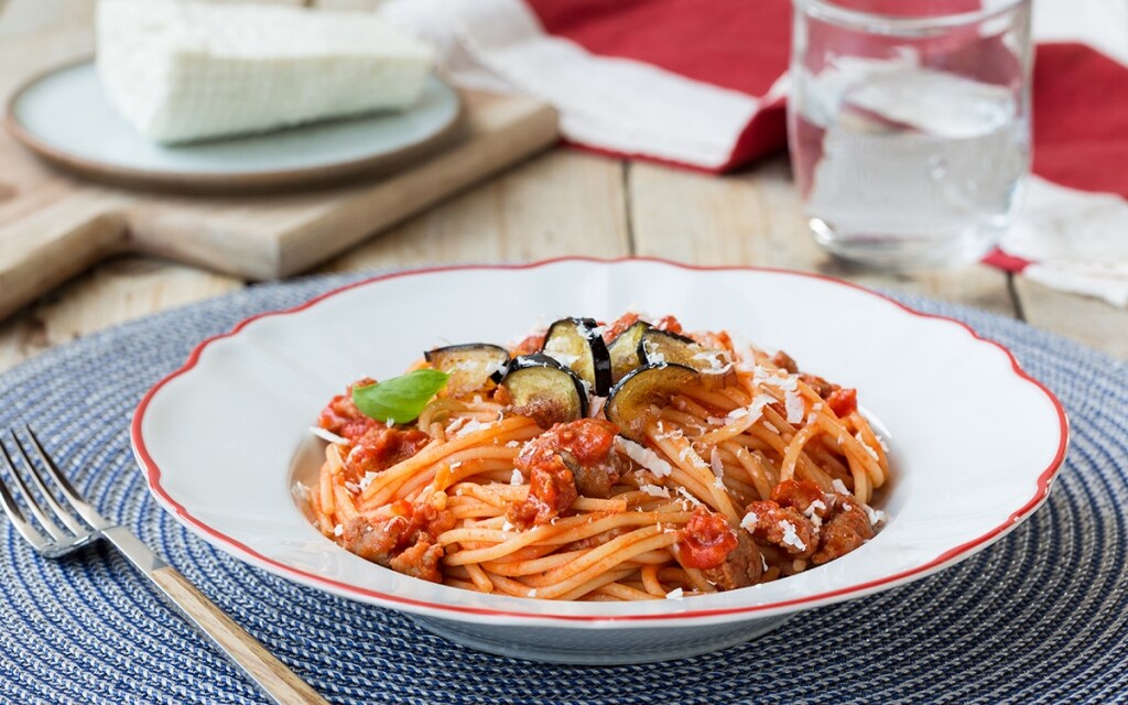 Ricetta Spaghettoni al sugo con salsiccia e melanzane - Cucchiaio d'Argento