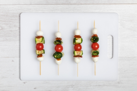 Ricetta Spiedini di mozzarella, zucchine grigliate e pomodori ...