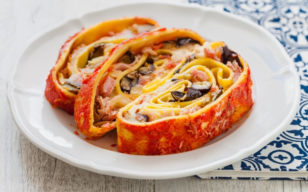 Ricetta Rotolo di pasta all'uovo ripieno con melanzane, prosciutto ...
