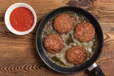 Ricetta Burger alla pizzaiola con carne a base vegetale - Cucchiaio d ...