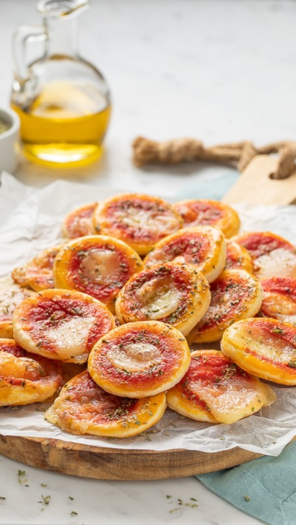 Ricetta Pizzette di pasta sfoglia - Cucchiaio d'Argento Ricetta Pizzette di pasta sfoglia - Cucchiaio d'Argento