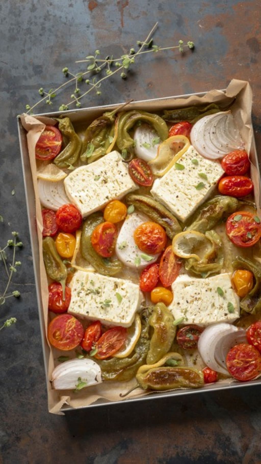 Ricetta Feta al forno con verdure - Cucchiaio d'Argento Ricetta Feta al forno con verdure - Cucchiaio d'Argento