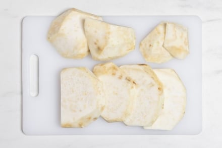 Ricetta Spuma al sedano rapa con sedano rapa a cubetti, noci tostate e ...