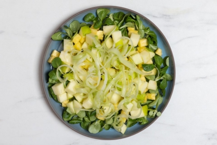 Ricetta Insalata di mela verde, ananas e valeriana - Cucchiaio d'Argento