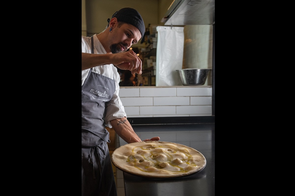 Focaccia col formaggio di Recco, la ricetta di Manuelina - Cucchiaio d ...
