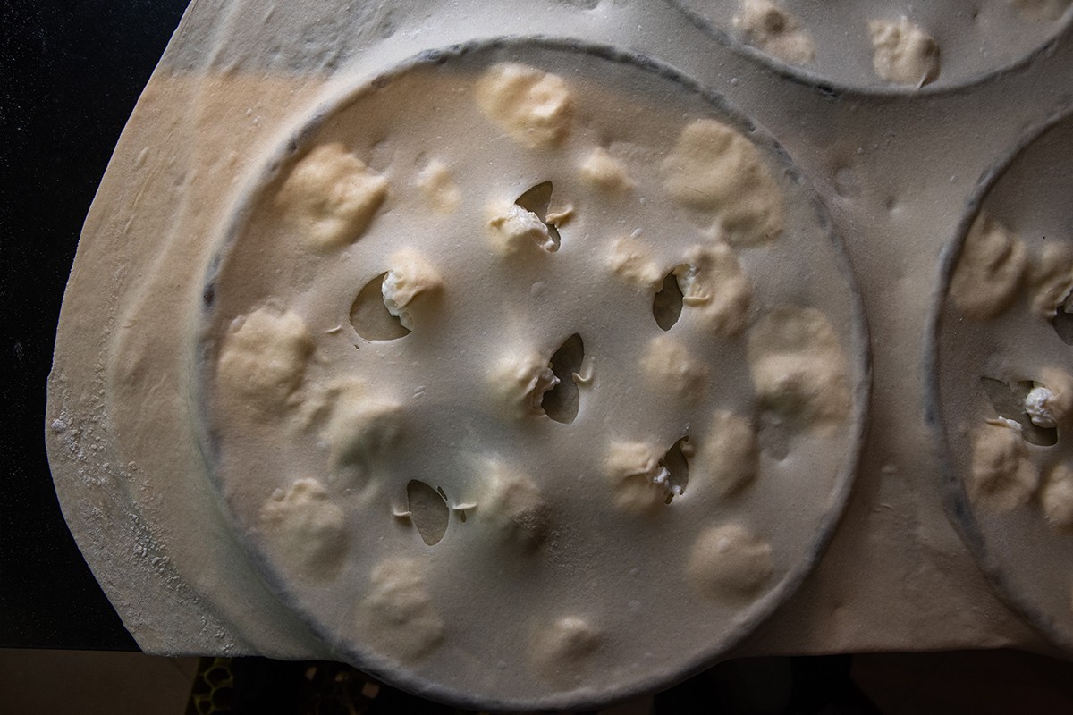 Focaccia col formaggio di Recco, la ricetta di Manuelina - Cucchiaio d ...