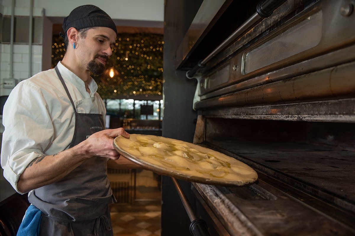 Focaccia col formaggio di Recco, la ricetta di Manuelina - Cucchiaio d ...