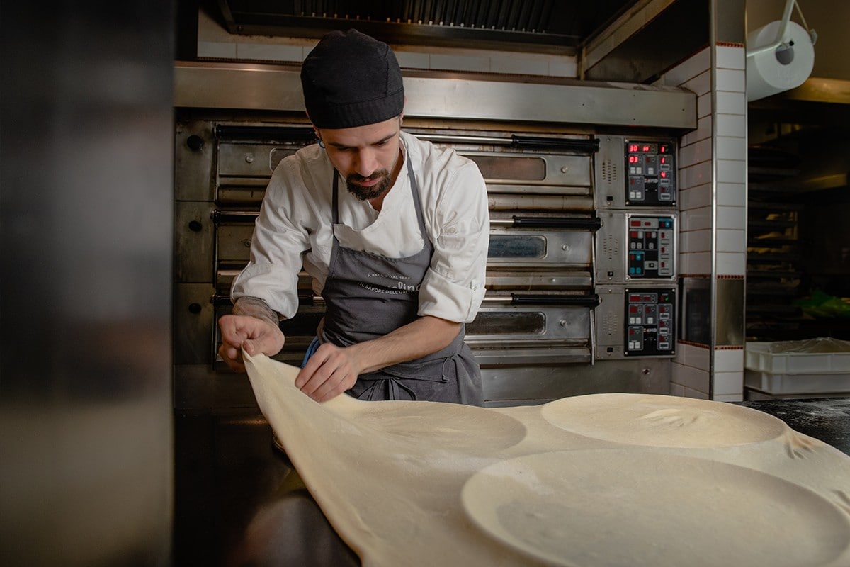 Focaccia col formaggio di Recco, la ricetta di Manuelina - Cucchiaio d ...